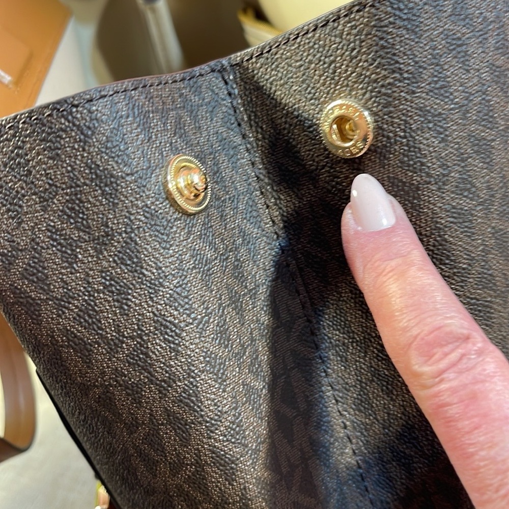 Michael Kors Signature Meredith Leather Shoulder Bag.… - Gem